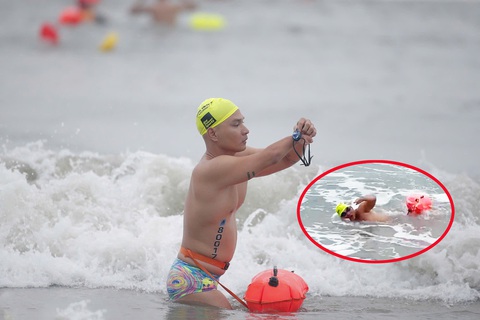 Kình ngư không chân Nguyễn Hồng Lợi rẽ sóng biển thử thách bản thân ...