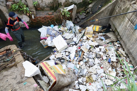 Đặt phao chắn rác trên 100 tuyến kênh, rạch tại TP.HCM - Tuổi Trẻ Online