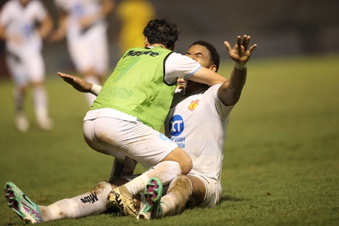 Rafaelson ghi 5 bàn, lập kỷ lục V-League và giúp Nam Định tìm lại mạch ...