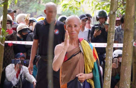 Ông Lê Anh Tú (Thích Minh Tuệ) tự nguyện dừng việc đi bộ khất thực - Tuổi Trẻ Online