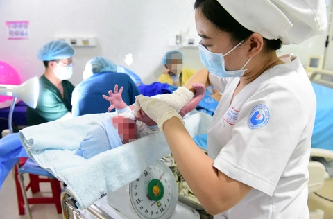 Sinh con 'thuận tự nhiên' tại nhà: Không thương thân, xin hãy thương ...