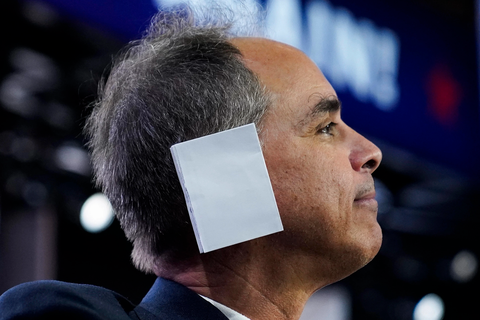 Các đại biểu Đảng Cộng hòa đeo băng gạc ở tai để ủng hộ ông Trump ...