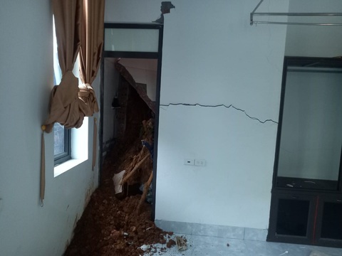 Sạt lở đất giữa đêm, phó chủ tịch HĐND xã cùng chồng, con thoát nạn ...