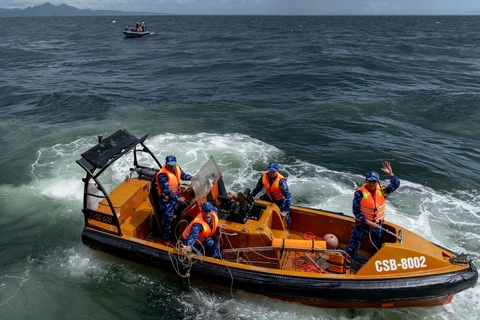 Tàu Cảnh sát biển 8002 luyện tập cứu hộ trên biển cùng Lực lượng bảo vệ ...