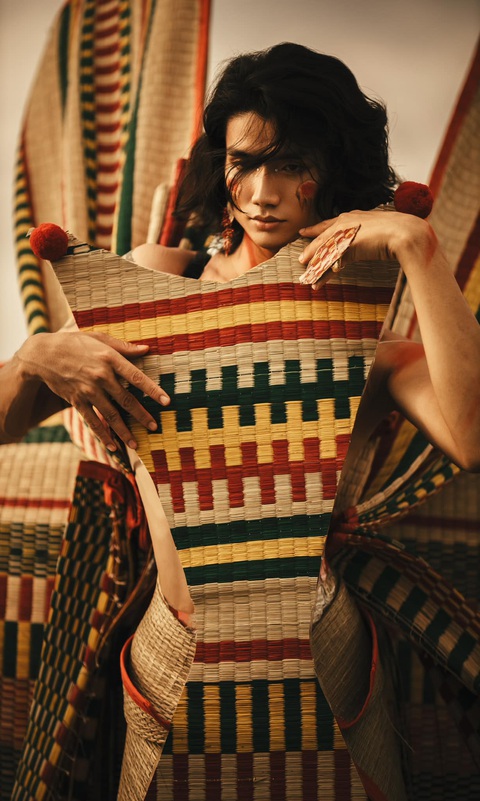 Chàng trai Phú Yên biến lồng gà, chổi chà... thành thời trang ‘đẳng cấp ...