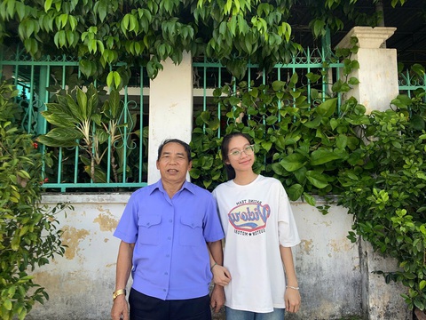 Cô gái Giẻ Triêng côi cút: 'Nghe có chương trình Tiếp sức đến trường mà ...