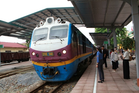 Đường sắt dừng chạy 12 đoàn tàu để tránh bão Yagi - Tuổi Trẻ Online