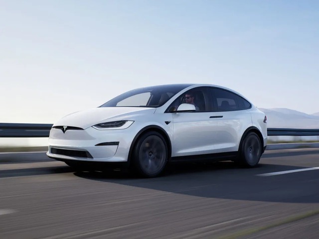Hầm xe không có mạng, diễn viên Mỹ 'chết đứng' vì xe Tesla không khởi ...