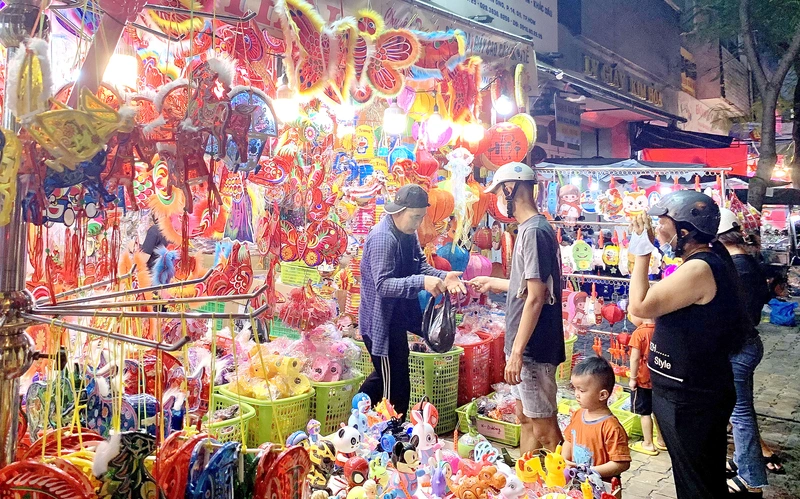 Lồng đèn Việt giá mềm, đã lấn át được lồng đèn Trung Quốc - Tuổi Trẻ Online