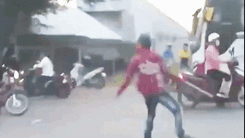 Video: Tạm giữ nhóm người, trong đó có 10 học sinh chém nhau trước cổng ...