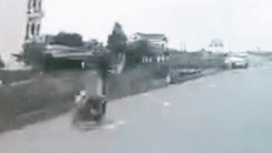 Video: Nữ tài xế uống rượu lái ô tô 'đâm gục' trụ bơm nhiên liệu, trên ...
