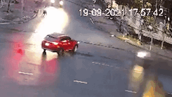 Video: Xe ben húc xe máy, nín thở với hình ảnh một người bị tung xa ...