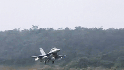 Người dân hào hứng xem cận cảnh tiêm kích Su30 MK2 bay nhào lộn trên ...