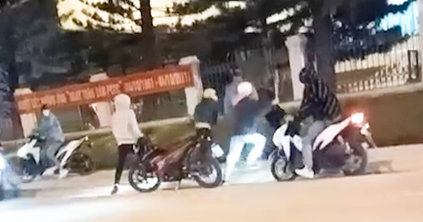 Video: Tạm giữ nhóm người, trong đó có 10 học sinh chém nhau trước cổng ...