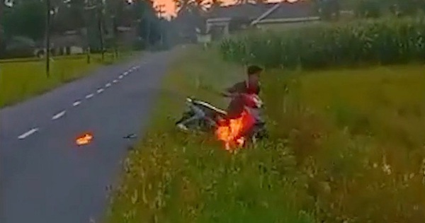 Cháy xe máy, thanh niên lao xuống ruộng để dập lửa