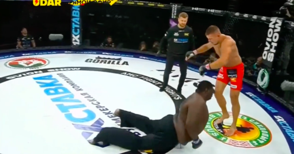 Võ sĩ nặng 177kg thua oan vì đối thủ sắp knock-out được trọng tài cứu ...