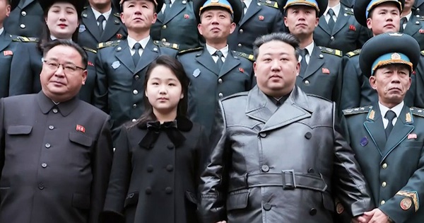 Ông Kim Jong Un và con gái mừng Triều Tiên phóng vệ tinh trinh sát ...