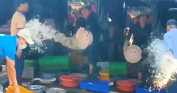 Video: Hình ảnh xôn xao ở Bình Phước, một số người quản lý chợ và tiểu ...