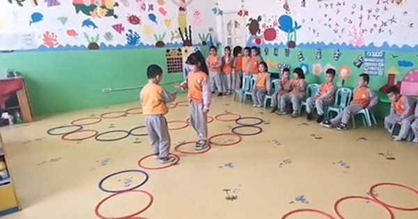Trò chơi oẳn tù tì giành ô siêu dễ thương