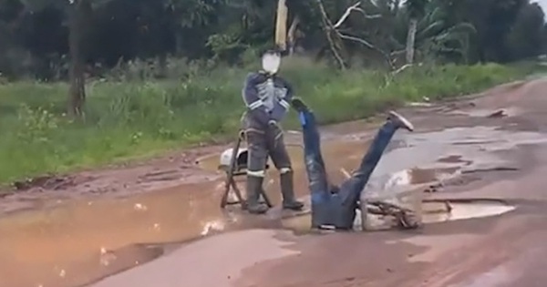 Pha cảnh báo ổ gà khiến người đi đường thót tim