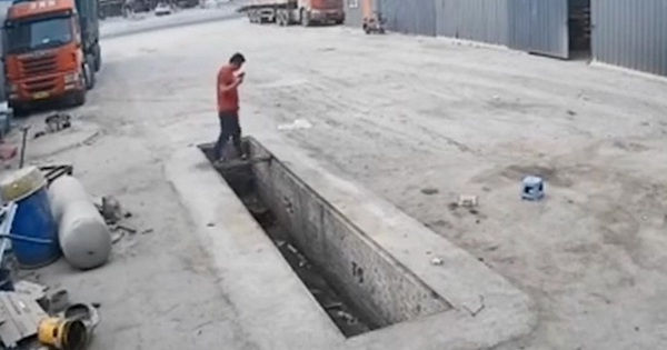 Chàng trai ngã xuống rãnh vì vừa nghe điện thoại vừa nghịch ngợm