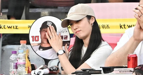 Netizen bất bình khi Park Ji Yeon bị MC bóng chày đùa cợt - Tuổi Trẻ Online