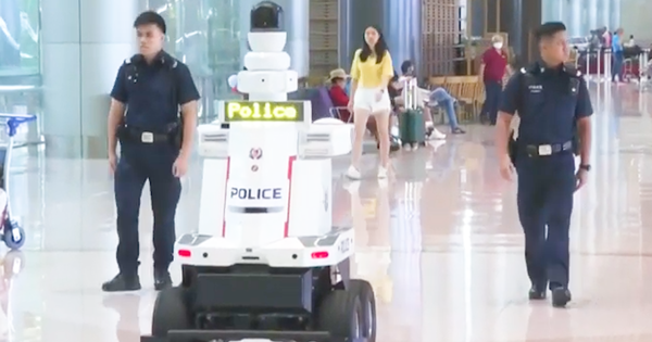 Robot cảnh sát được trang bị cảm biến, còi báo động tham gia tuần tra ở ...