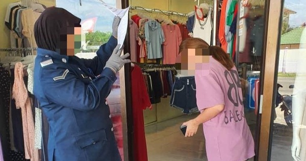 Chủ shop bị phạt vì mặc 'mốt giấu quần' - Tuổi Trẻ Online