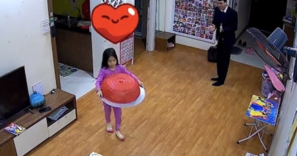 Con gái đon đả chạy đi dọn cơm cho bố ăn