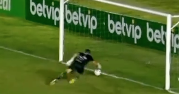 Thủ môn Brazil đỡ bóng hụt báo hại đội nhà thủng lưới - Tuổi Trẻ Online