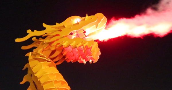 Xem rồng phun lửa, cử động đầu và đuôi bên bờ sông Hàn - Tuổi Trẻ Online