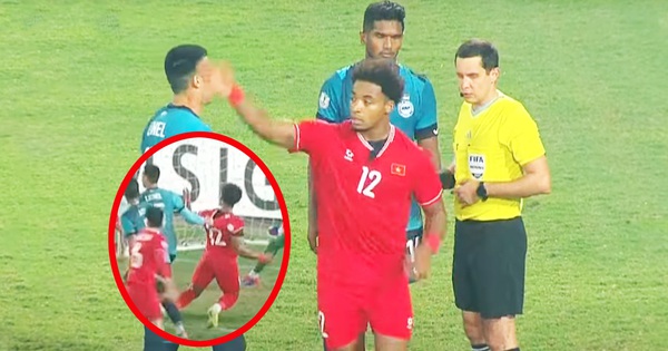 Fan bùng nổ với tình huống Nguyễn Xuân Son bị kéo ngã rách áo - Tuổi ...