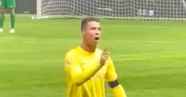 Ronaldo 'nóng máu' vì cổ động viên cứ gọi tên Messi - Tuổi Trẻ Online