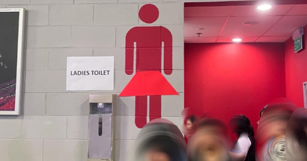 Toilet nam ở show Taylor Swift được 'mặc váy' - Tuổi Trẻ Online