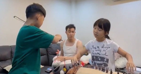 Hai con đánh đàn cho bố nghe đỡ buồn