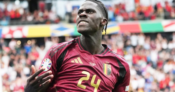 Tiền vệ tuyển Bỉ phản ứng hài hước khi bị nhầm với thủ môn Onana - Tuổi ...