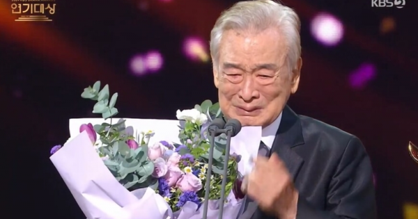 ‘Ông nội’ Lee Soon Jae bật khóc khi nhận giải Daesang ở tuổi 91 - Tuổi ...